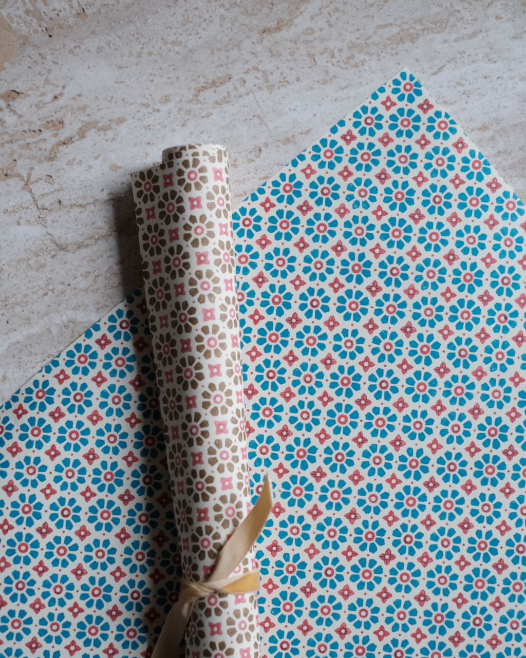 Papier à Motifs Rosaces - Design Élégant pour Emballage Raffiné ...